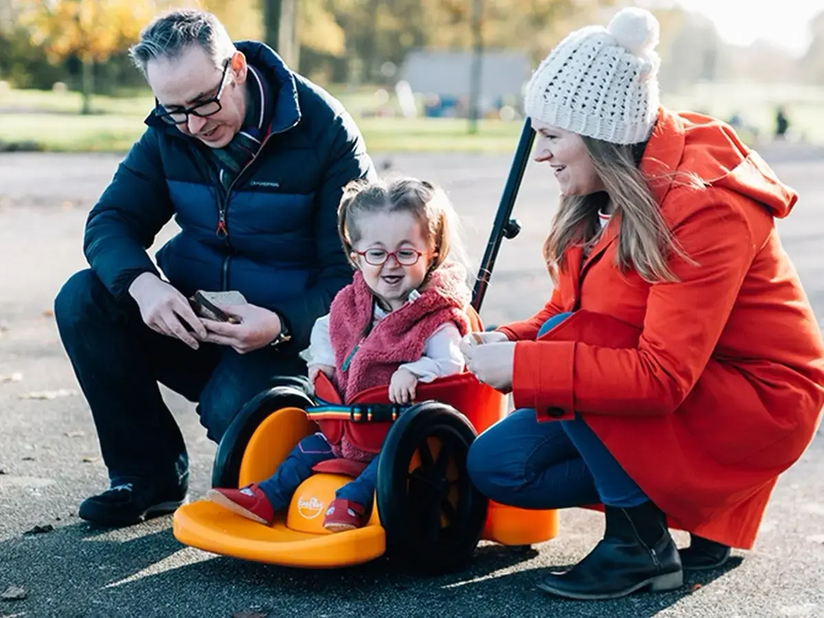 כיסא משחק המשלב הושבה ונסיעה לילדים - SCOOOT | כמיטק - פתרונות רפואיים ...